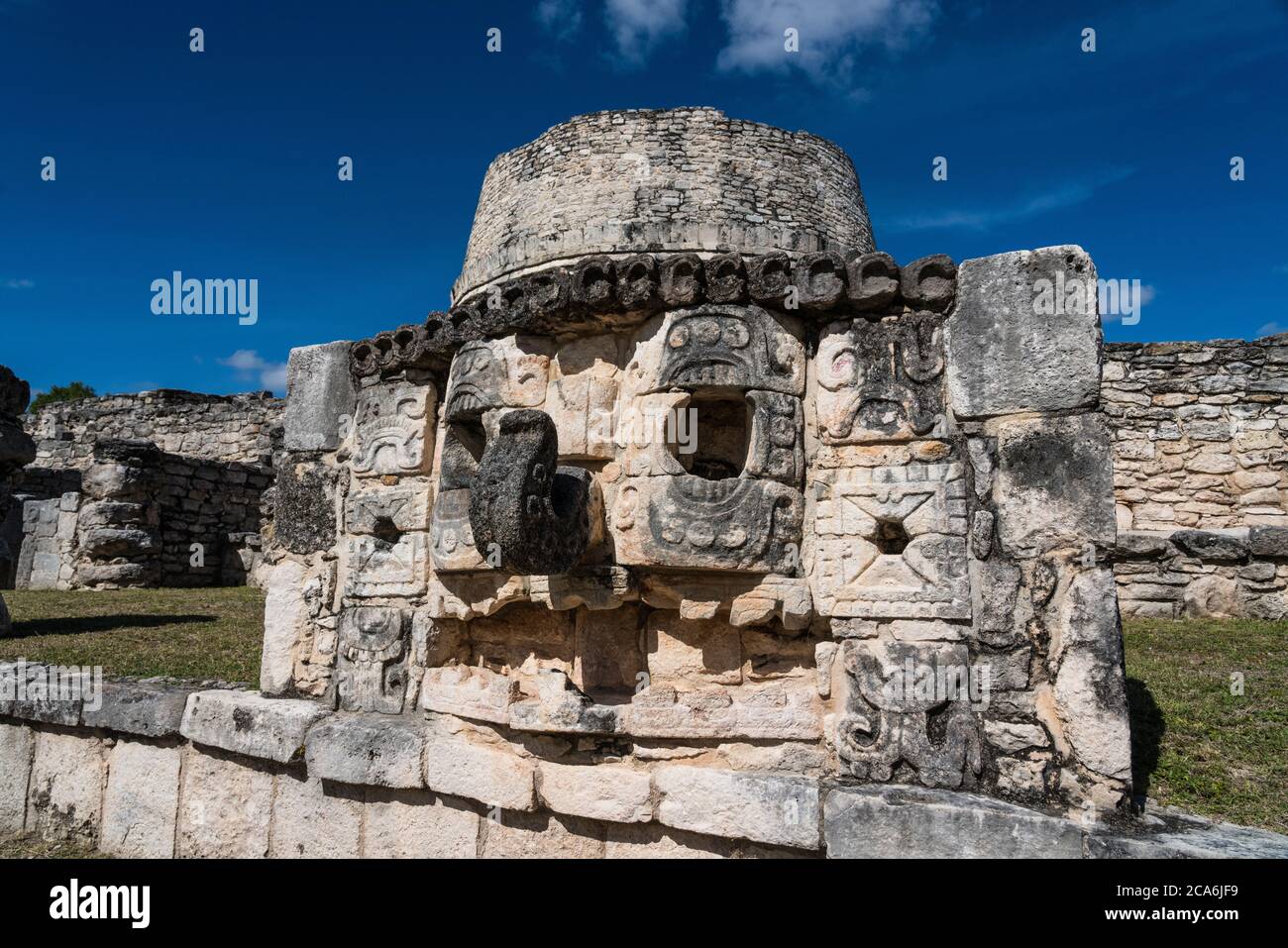Eine Chaac Maske auf dem Tempel der Chaac Masken vor dem Rundtempel ...