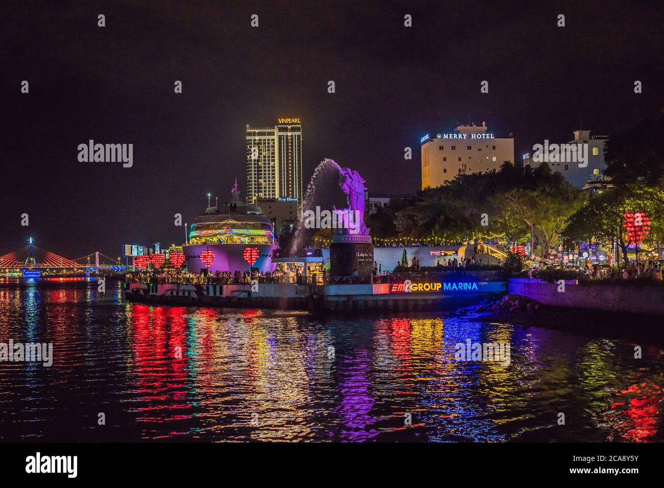 Nacht am Wasser von Da Nang, beleuchteter Baum mit Herzen. Dragon River ...