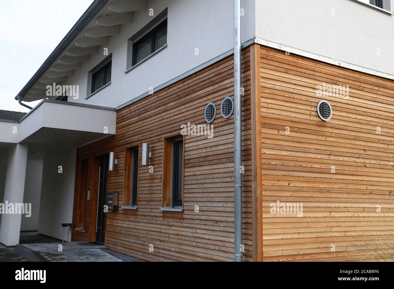Holzfassade modern -Fotos und -Bildmaterial in hoher Auflösung - Seite 2 - Alamy
