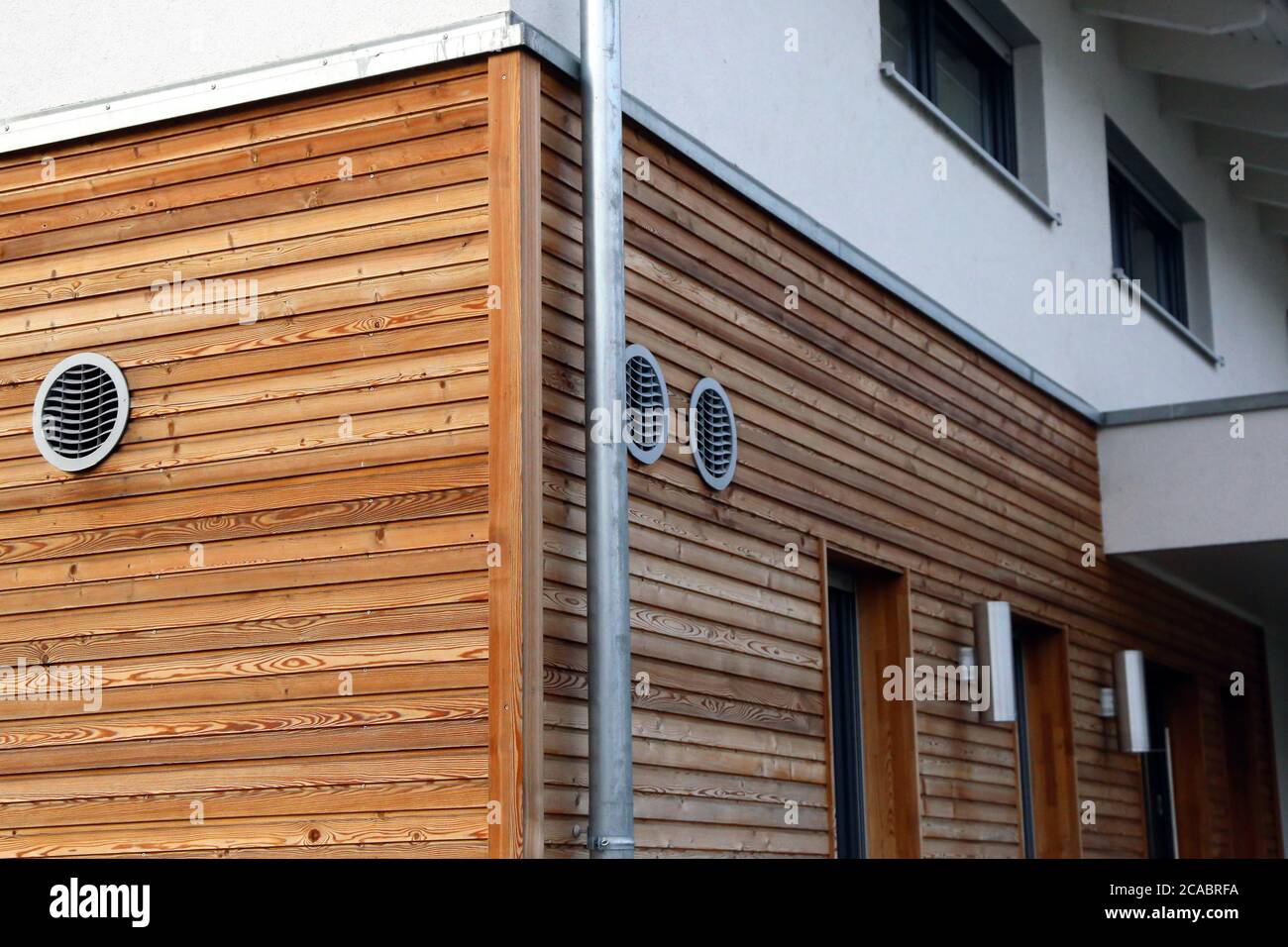 Holzfassade modern -Fotos und -Bildmaterial in hoher Auflösung - Seite 2 - Alamy