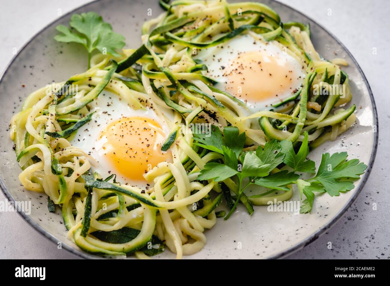 Nudel nest -Fotos und -Bildmaterial in hoher Auflösung – Alamy