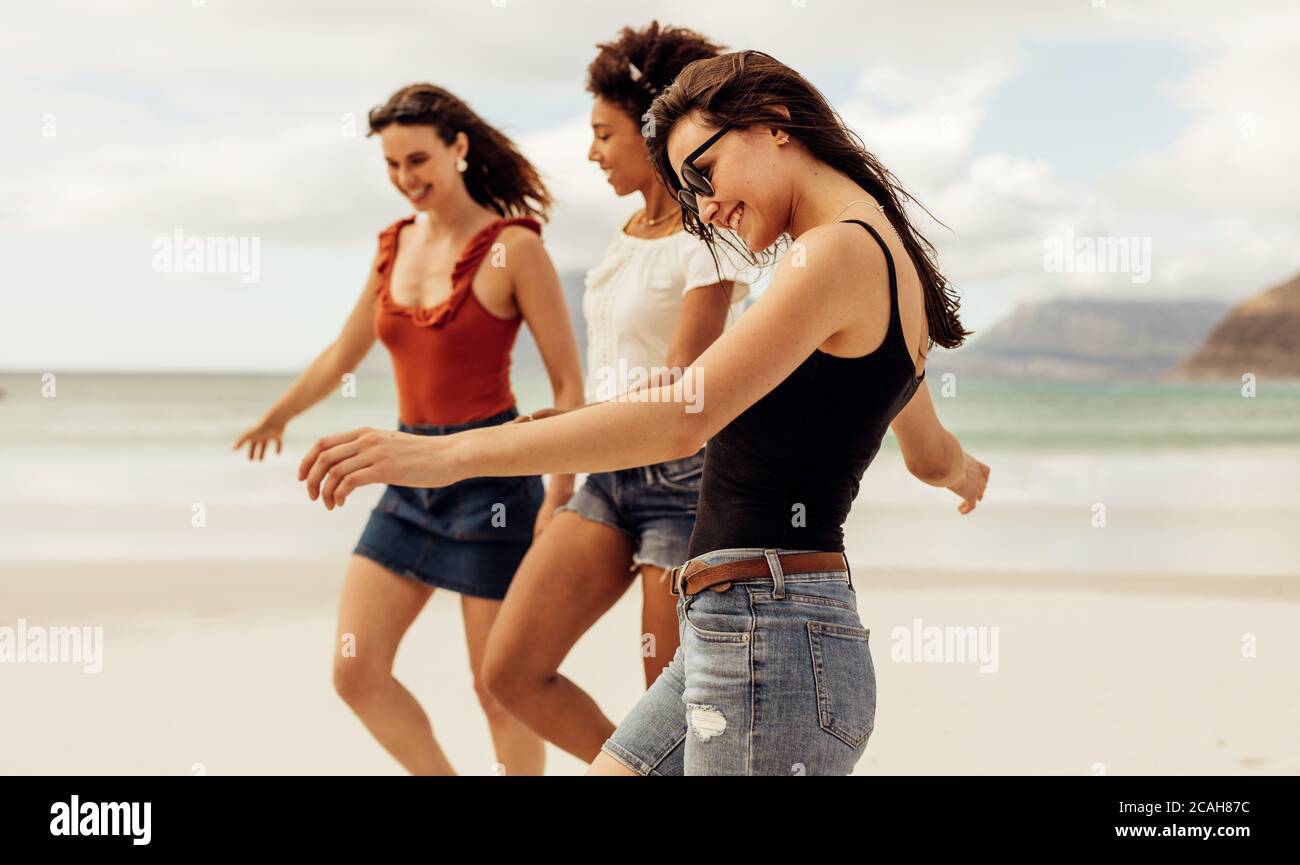 Frauen gehen zusammen am strand spazieren -Fotos und -Bildmaterial in ...