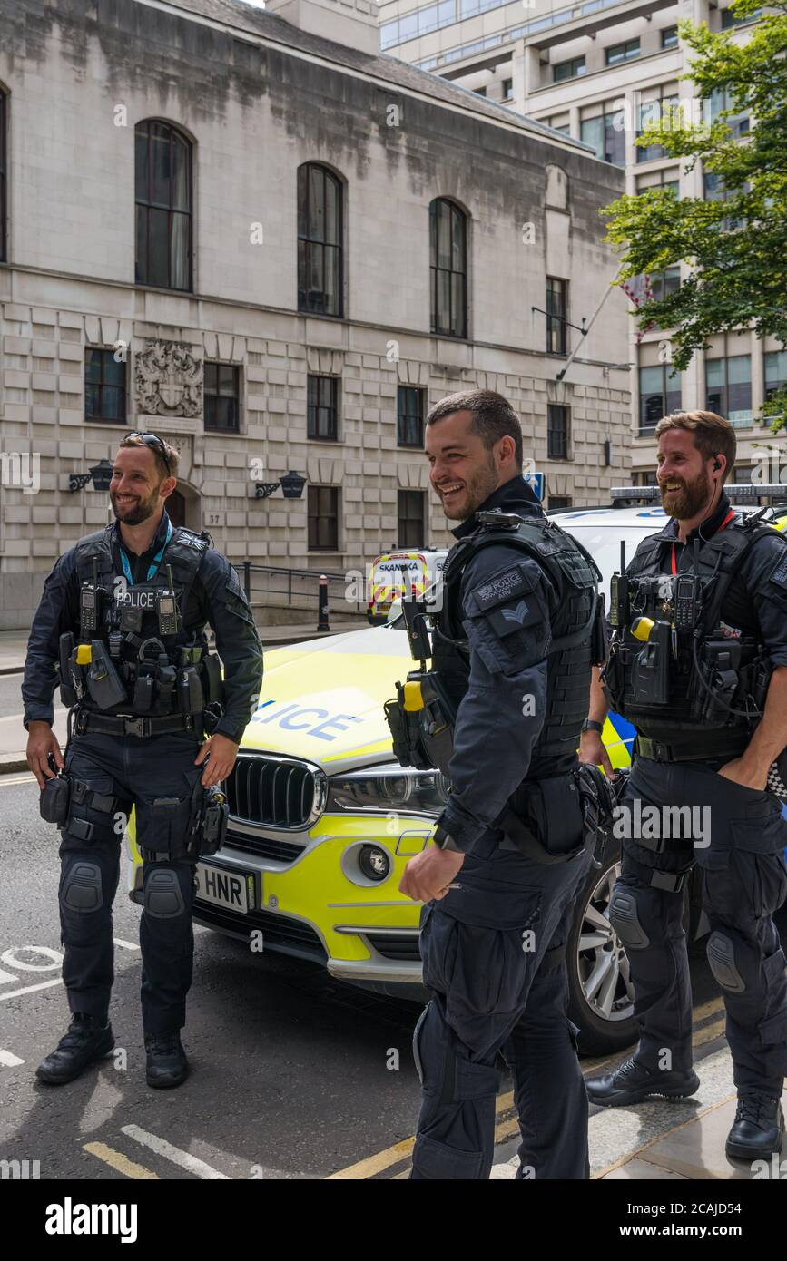London bewaffnete polizei -Fotos und -Bildmaterial in hoher Auflösung ...