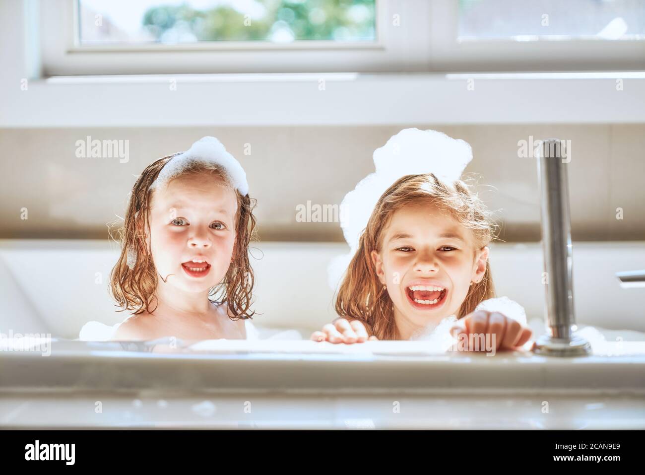Little sister bath -Fotos und -Bildmaterial in hoher Auflösung – Alamy