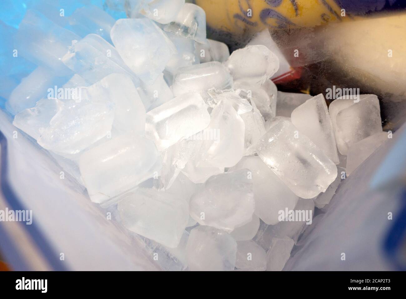 Fertige Eiswürfel im Eisfach des Kühlschranks Stockfotografie - Alamy