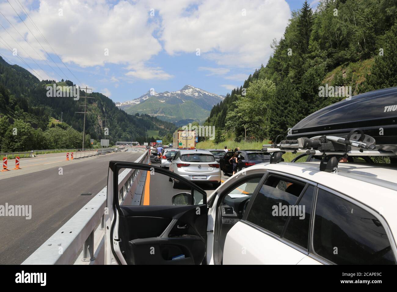 Stau nach Unfall im Gotthardtunnel (Autobahn 2, Tessin, Schweiz, 6 ...