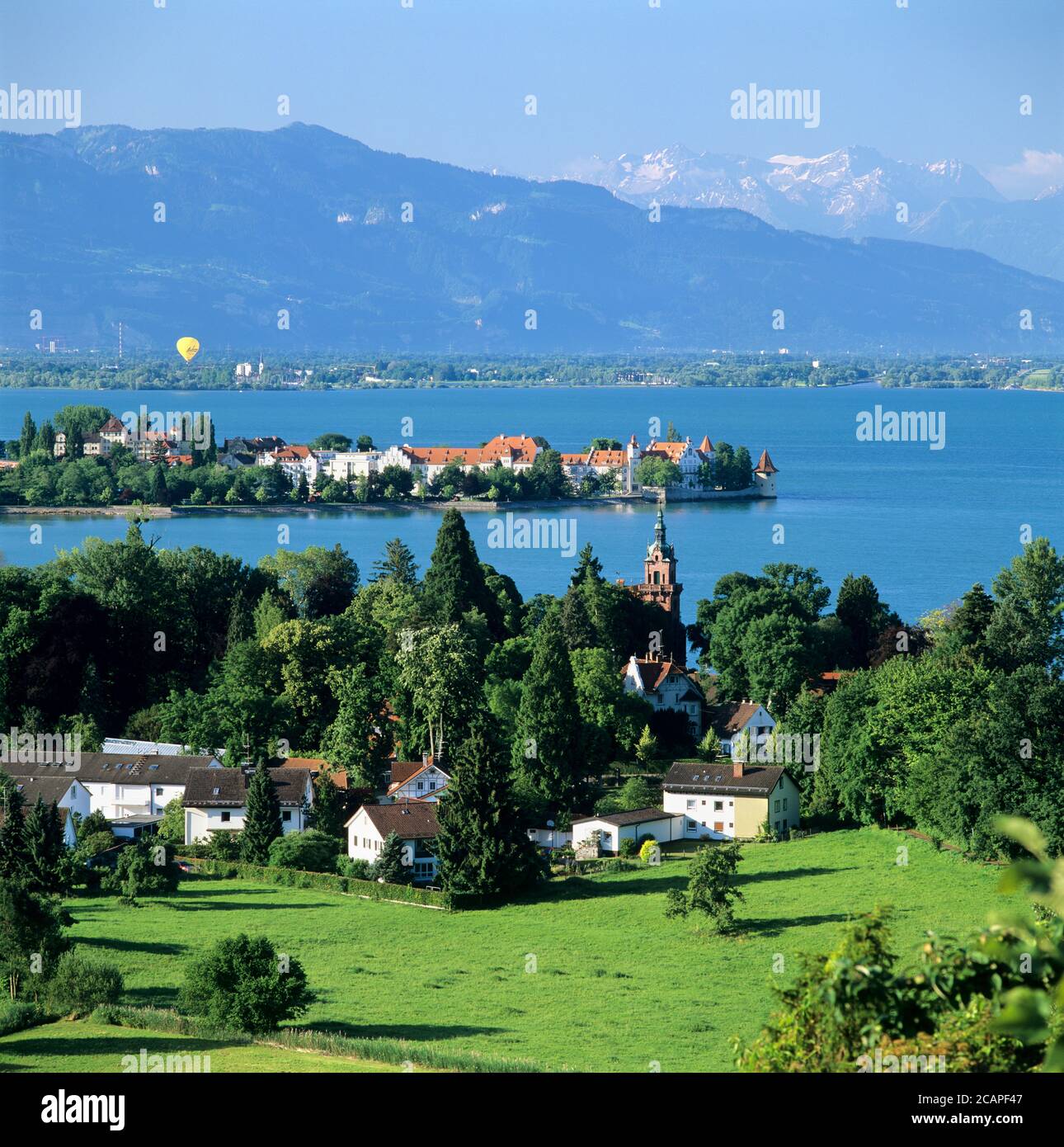 Blick über die Stadt Lindau und den Bodensee mit den Alpen dahinter ... Blick über die Stadt Lindau und den Bodensee mit den Alpen dahinter ...