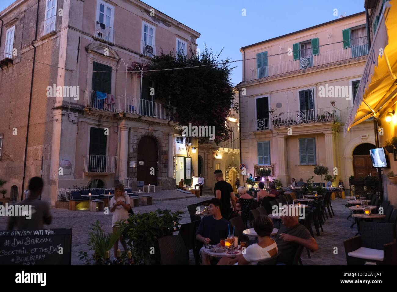 Tropea cafes -Fotos und -Bildmaterial in hoher Auflösung – Alamy