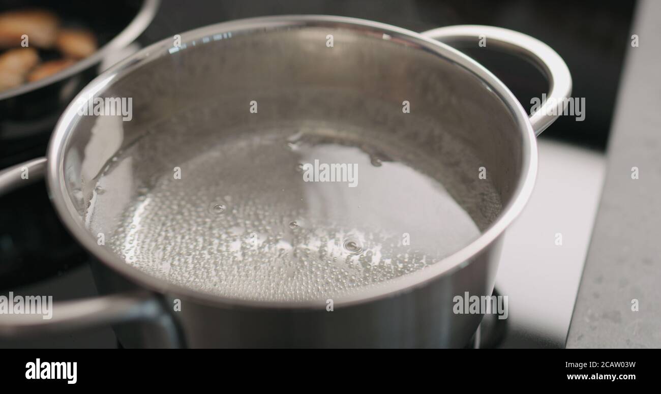 Kochendem wasser topf -Fotos und -Bildmaterial in hoher Auflösung – Alamy