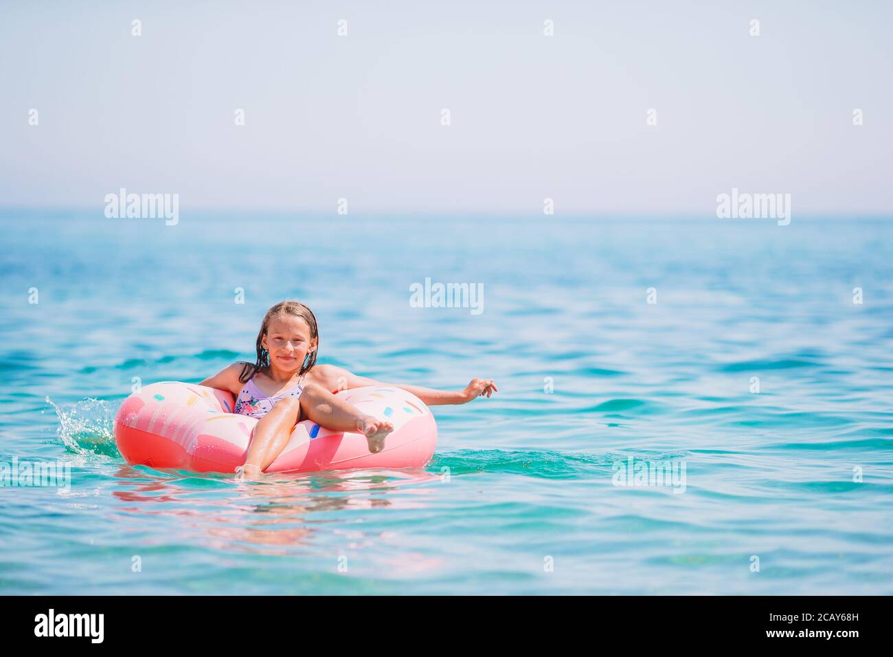 Kleine mädchen badeanzug luftmatratze -Fotos und -Bildmaterial in hoher Auflösung – Alamy