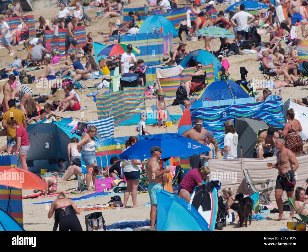 Riesige menschenmengen besuchen den strand -Fotos und -Bildmaterial in ...