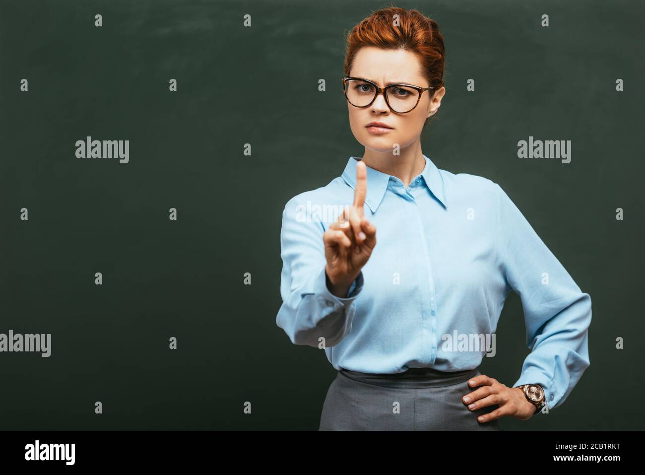 Strenge lehrerin -Fotos und -Bildmaterial in hoher Auflösung – Alamy
