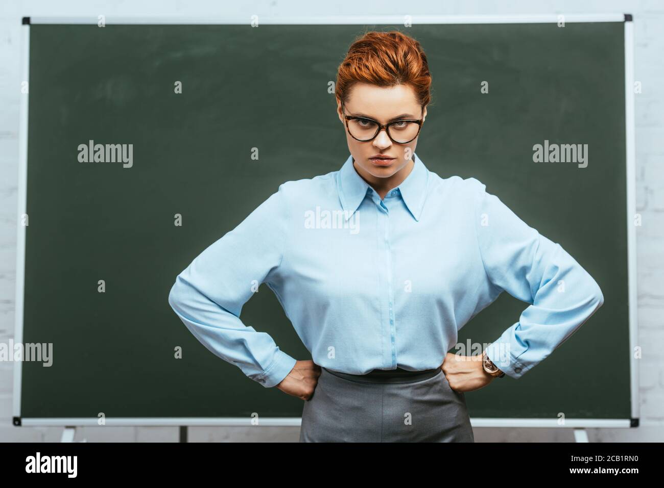 Strenge lehrerin -Fotos und -Bildmaterial in hoher Auflösung – Alamy
