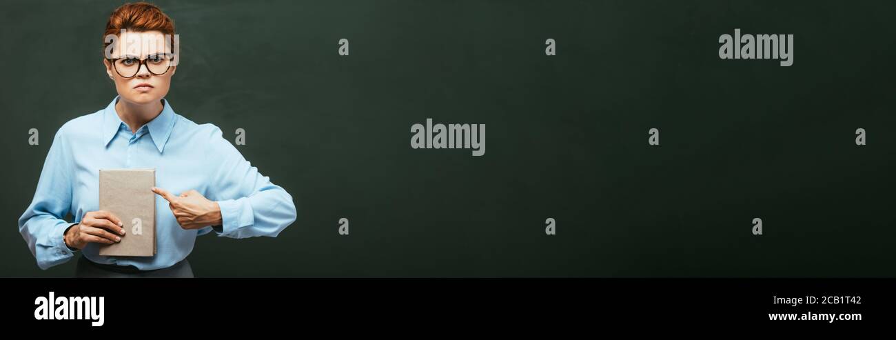 Strenge lehrerin -Fotos und -Bildmaterial in hoher Auflösung – Alamy