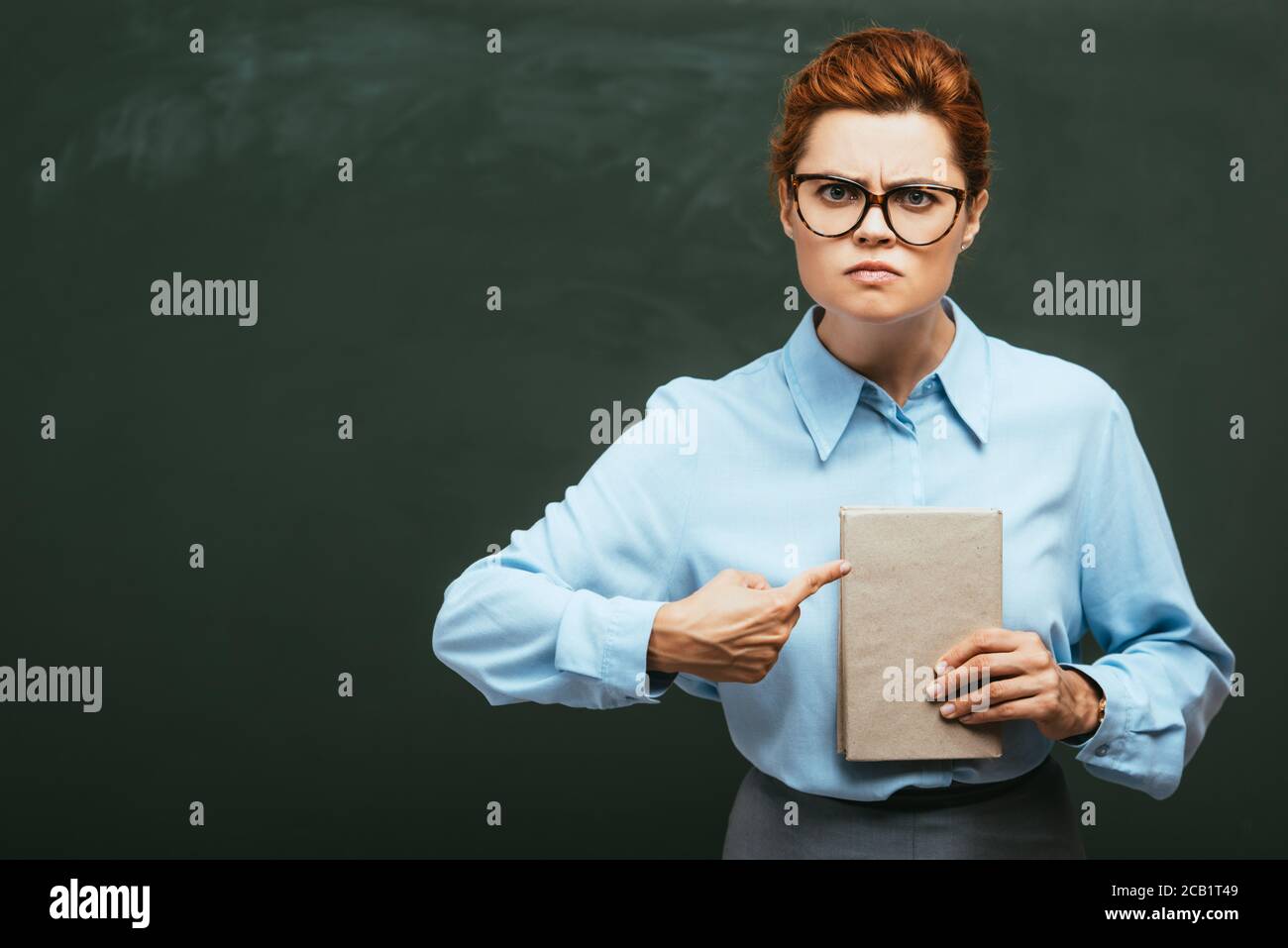 Strenge lehrerin -Fotos und -Bildmaterial in hoher Auflösung – Alamy