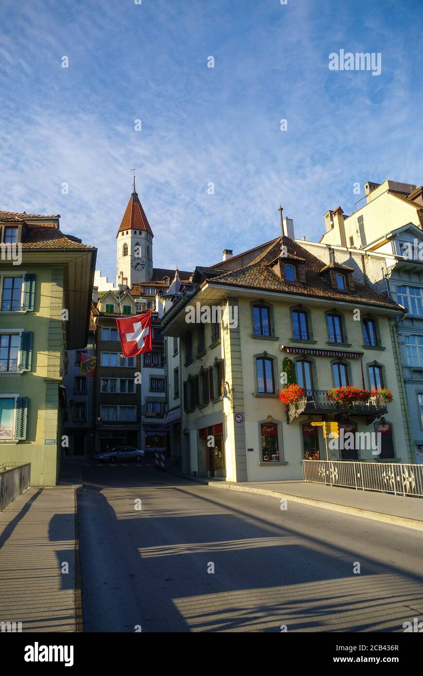 Thun, Schweiz - 25. August 2010: Alte Häuser am Ufer der Aare in der ...