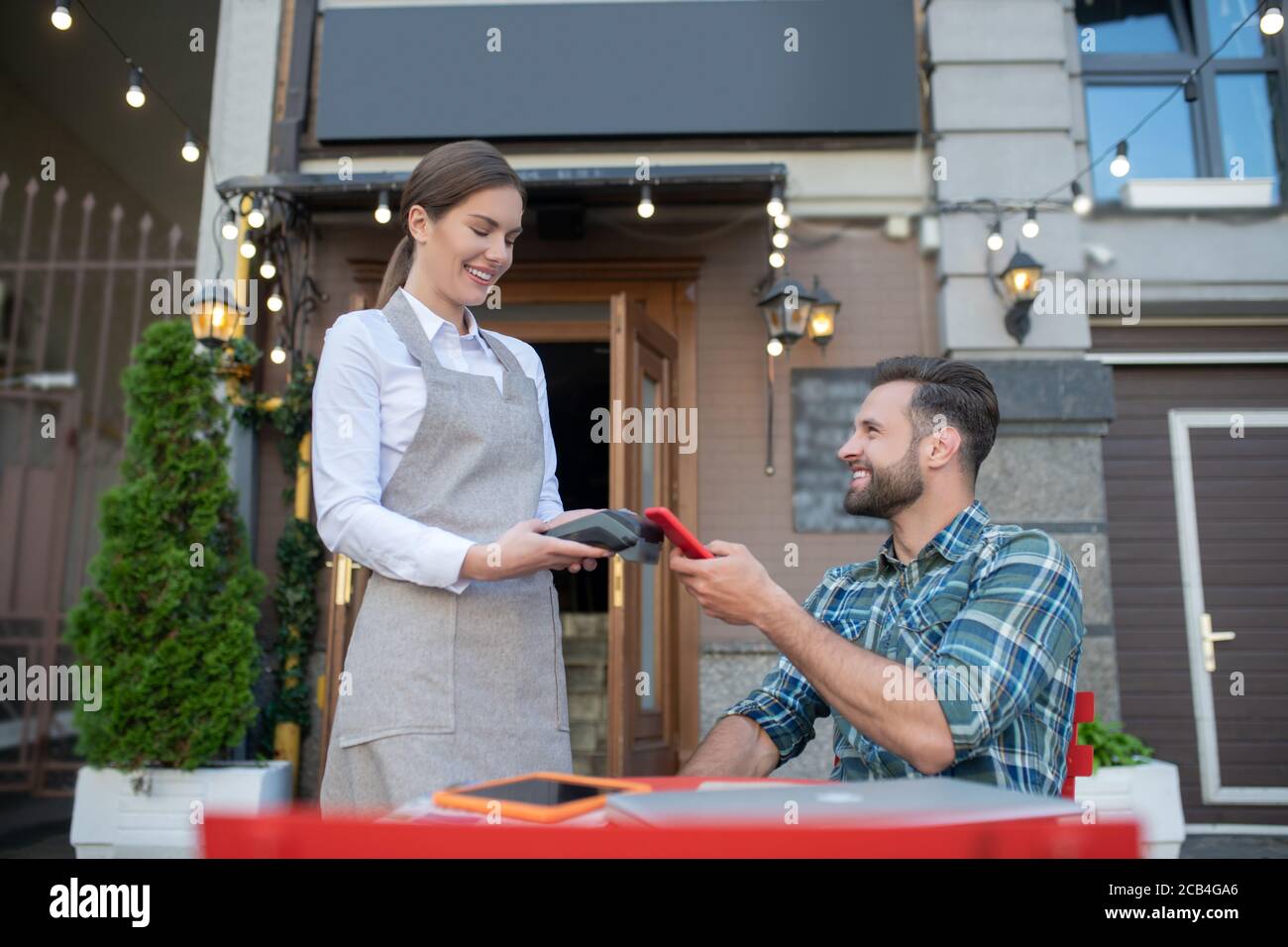Kellner Kellnerin Cafe Draussen Stockfotos und -bilder Kaufen - Alamy