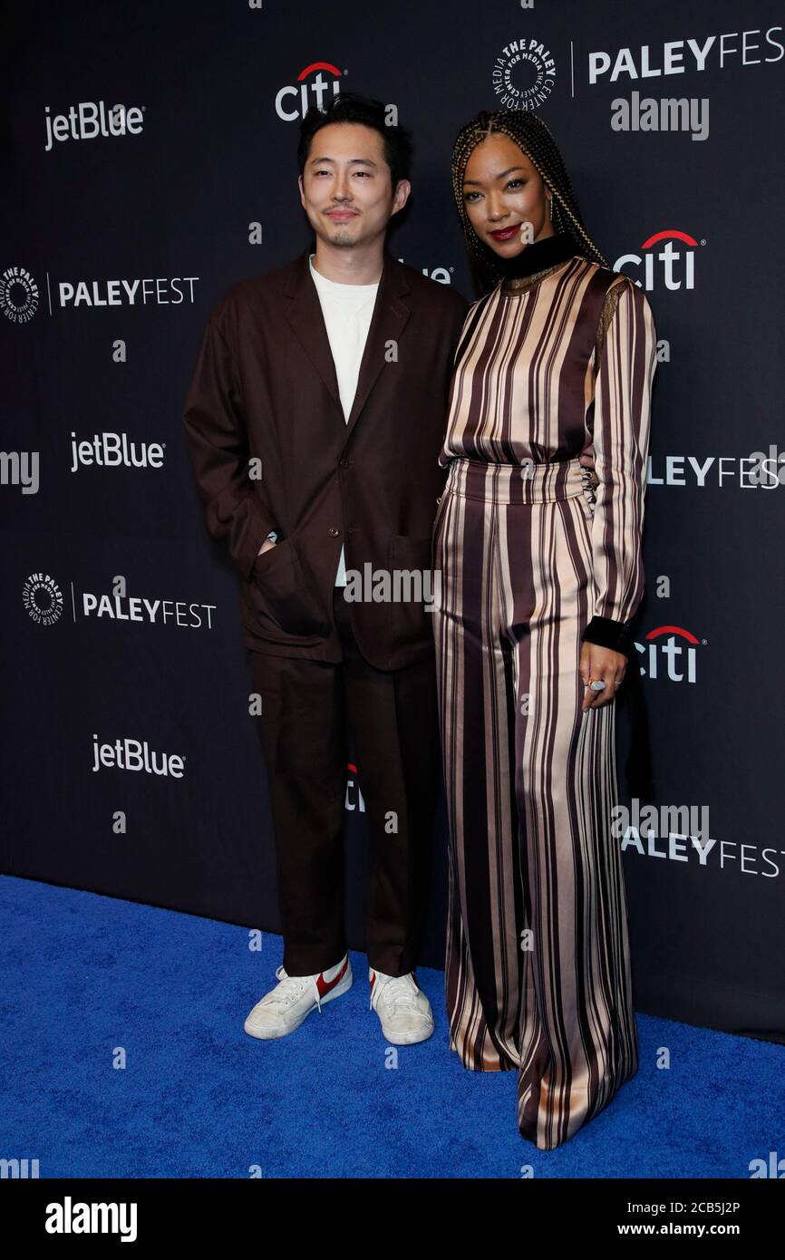 LOS ANGELES - MAR 24: Steven Yeun, Sonequa Martin-Green beim PaleyFest ...