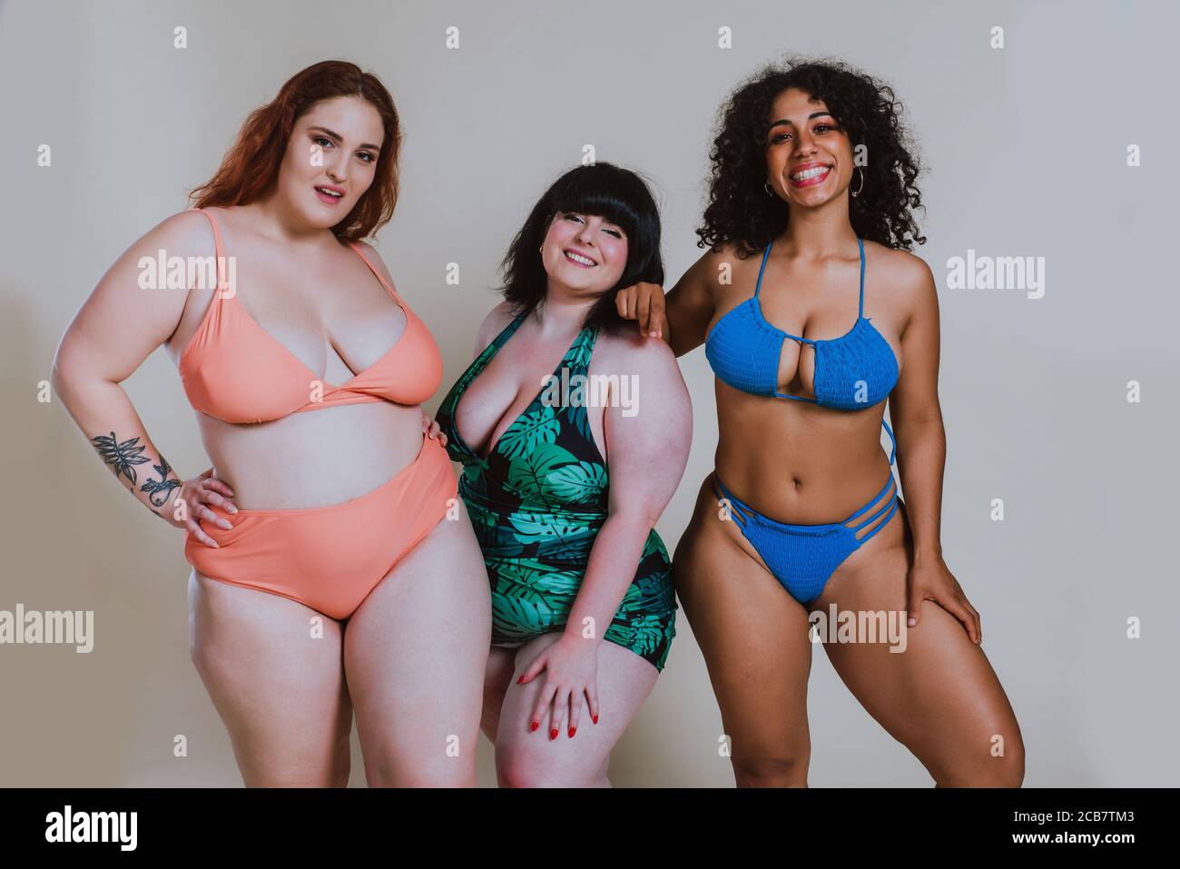 Kurvige frau abendkleid -Fotos und -Bildmaterial in hoher Auflösung – Alamy