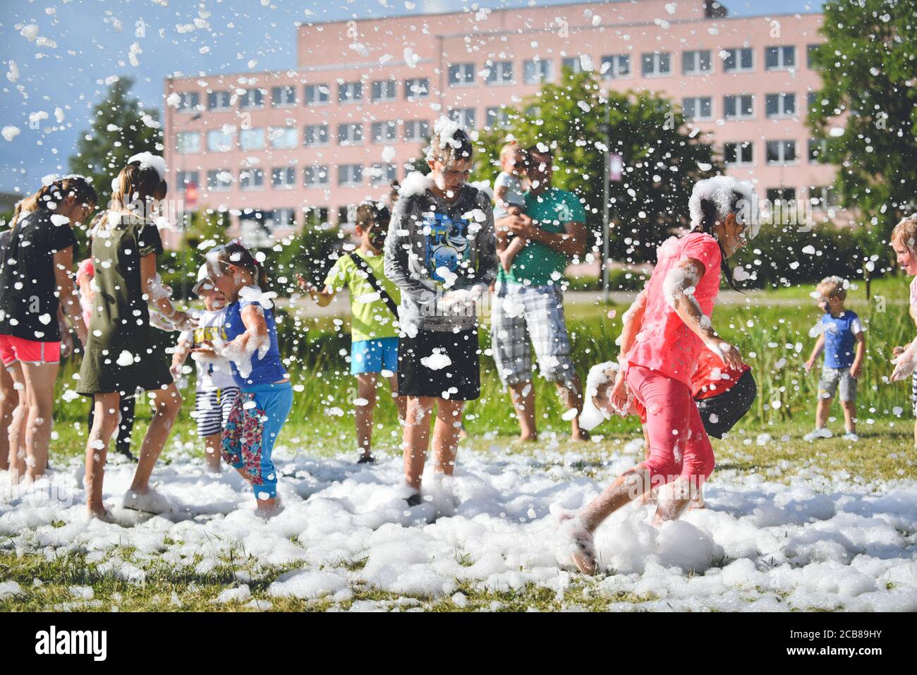 Dancing at foam party -Fotos und -Bildmaterial in hoher Auflösung – Alamy