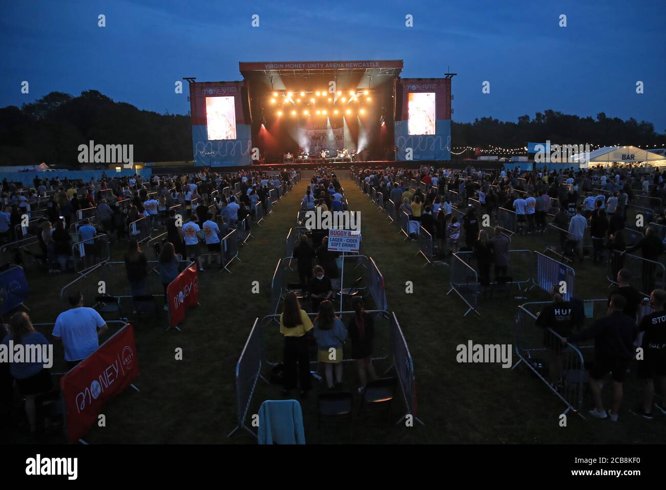 Sam Fender auf der Bühne in der Virgin Money Unity Arena, einem Pop-up ...
