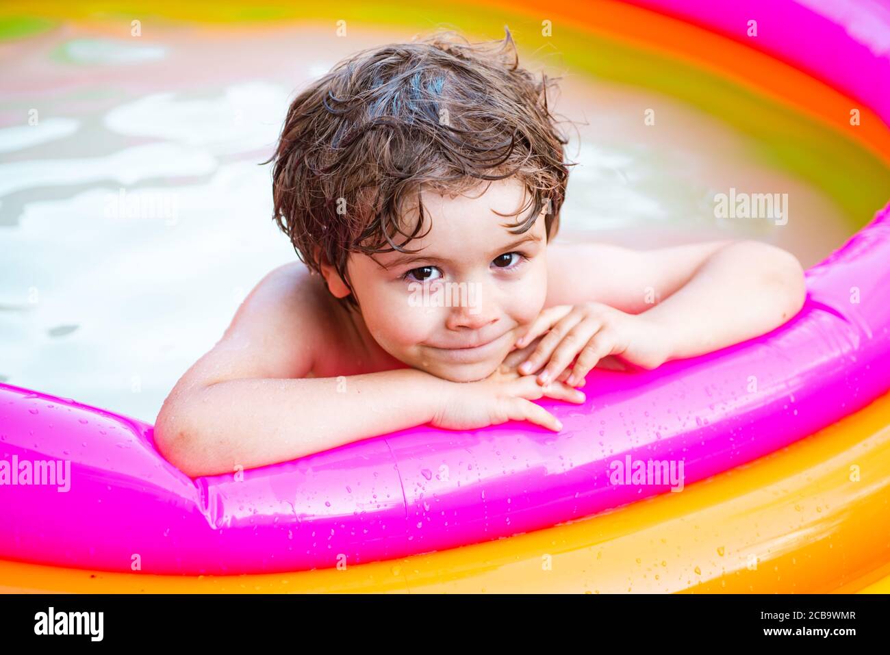 Kinder spielen im tropischen Resort. Kleiner Junge und bester ...