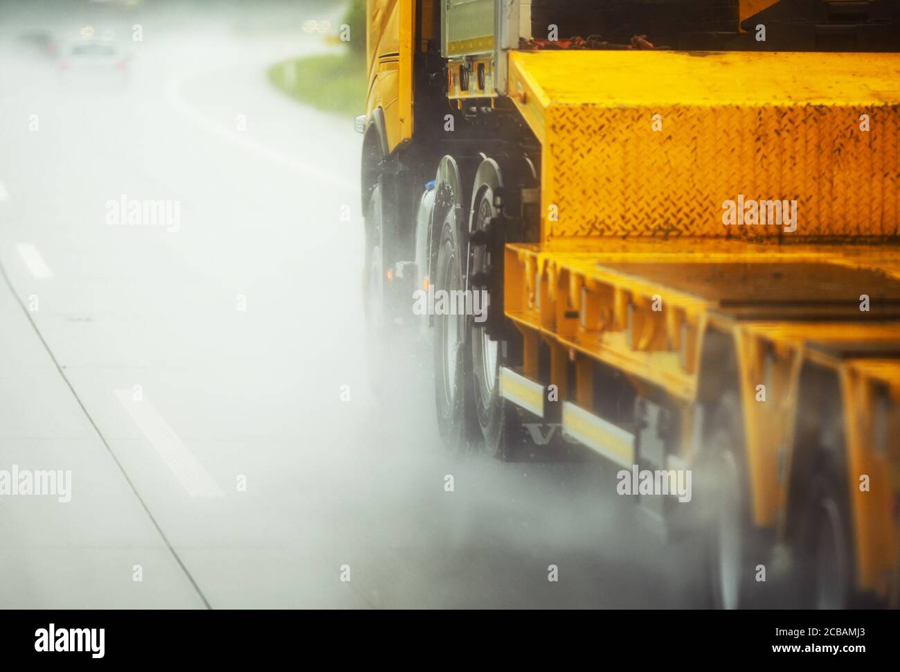 Semi Truck auf einer Autobahn. LKW-Fahren bei schwerem Regen Thema ...