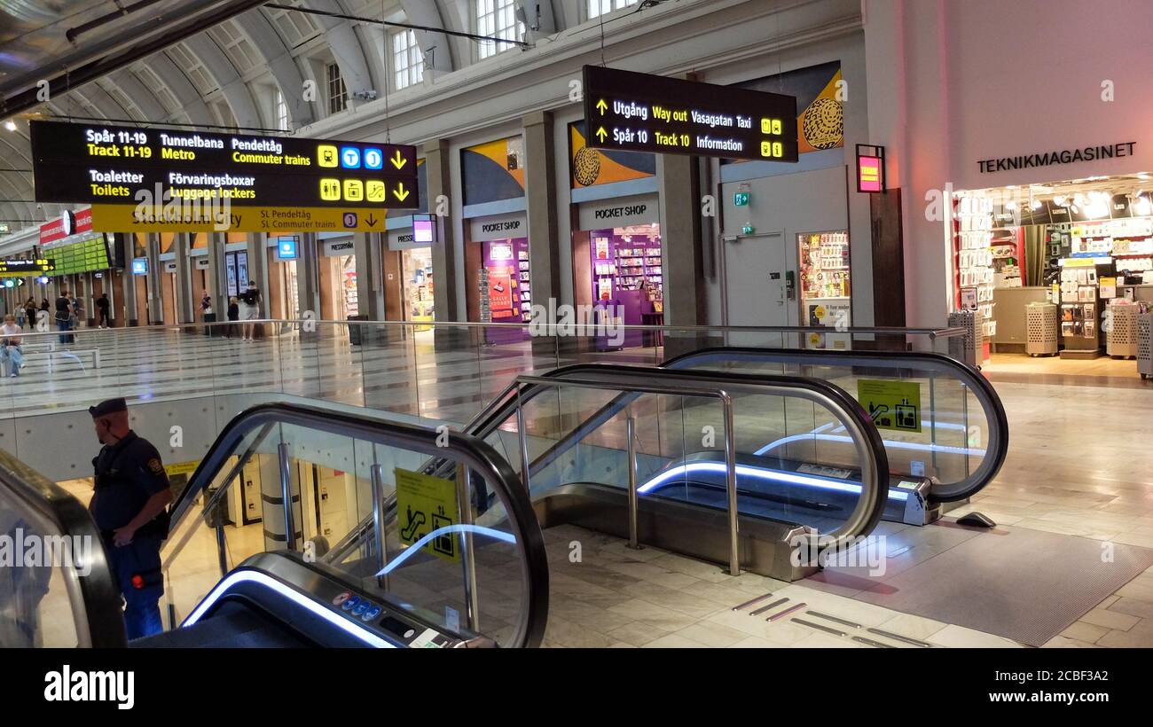 Der Innenraum des T-Centralen, der Hauptstation der U-Bahn in Stockholm ...