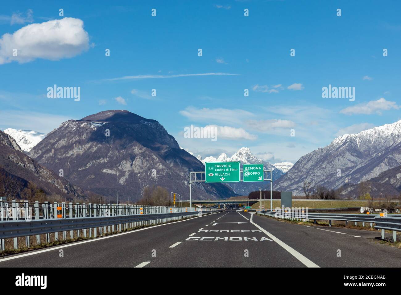 Straßenschild auf der italienischen Autobahn (Autostrada) A23 mit ...