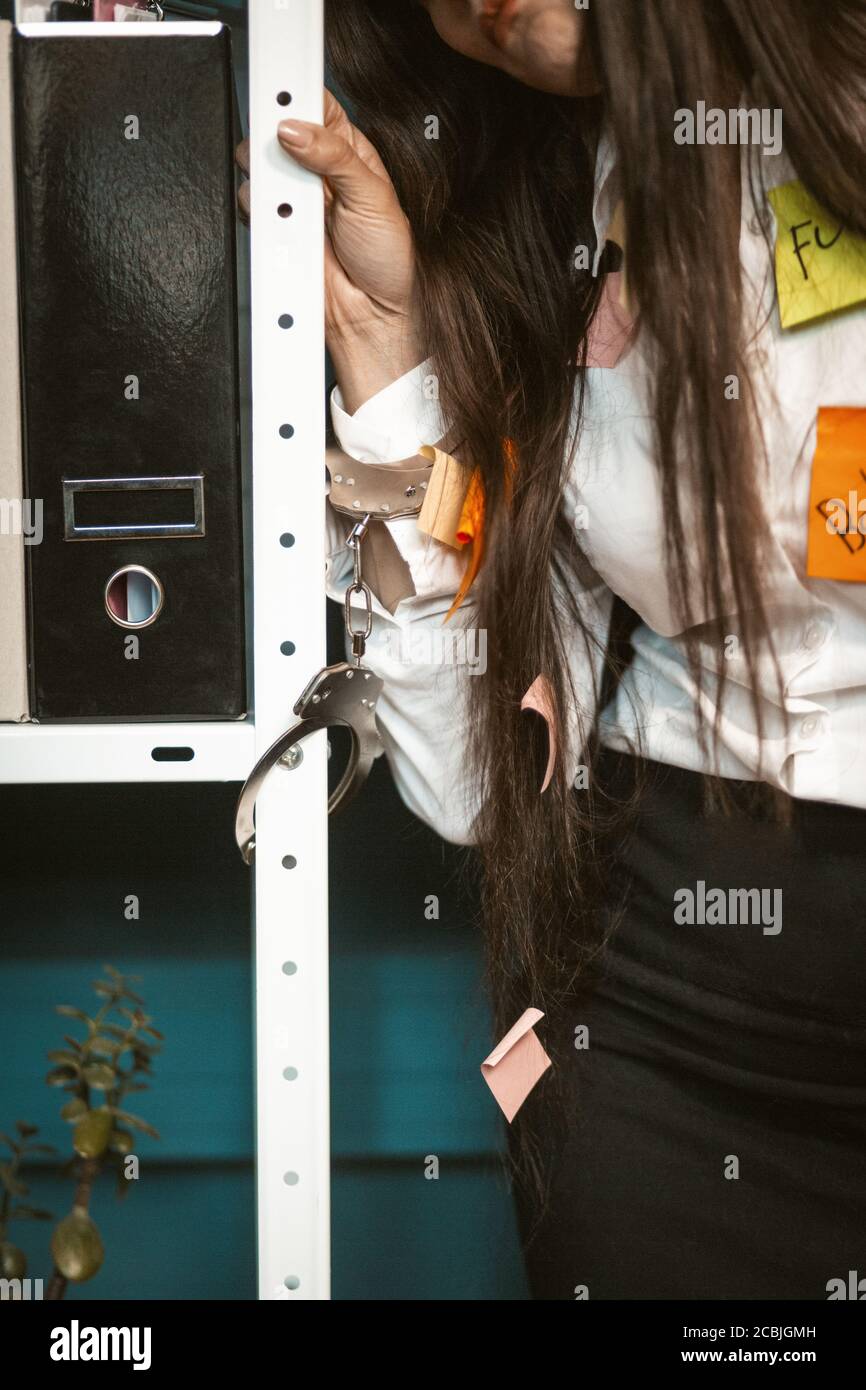 Frau in handschellen -Fotos und -Bildmaterial in hoher Auflösung – Alamy