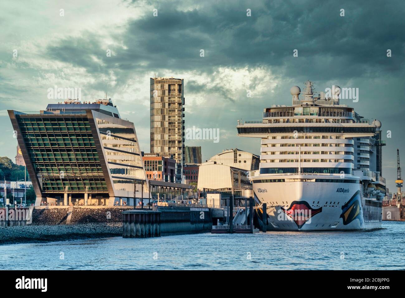 kreuzfahrtschiff-aida-perla-hamburger-hafen-hamburg-deutschland