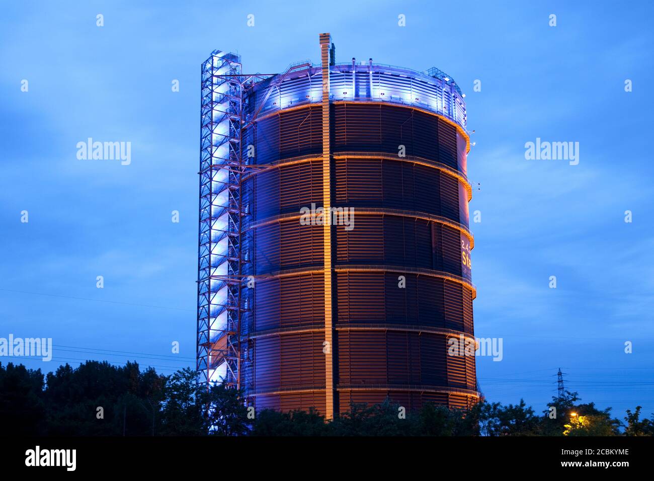 Beleuchtete gasometer bei nacht -Fotos und -Bildmaterial in hoher ...