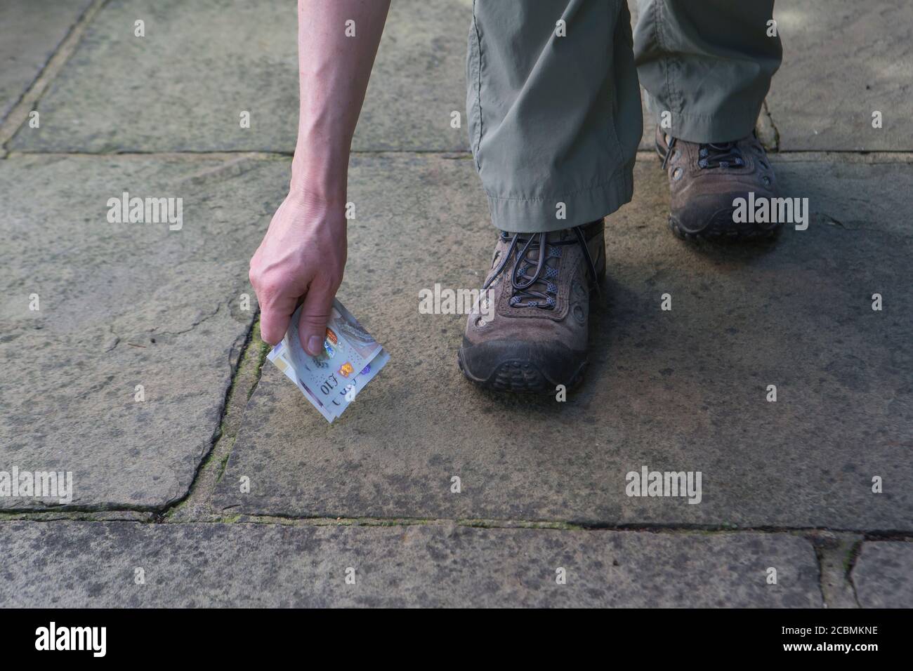 Person findet bargeld -Fotos und -Bildmaterial in hoher Auflösung – Alamy