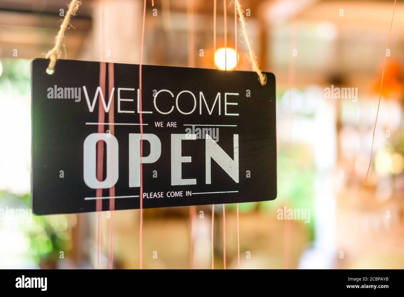 Ein Business-Schild, das auf Cafe oder Restaurant offen steht Hängen ...