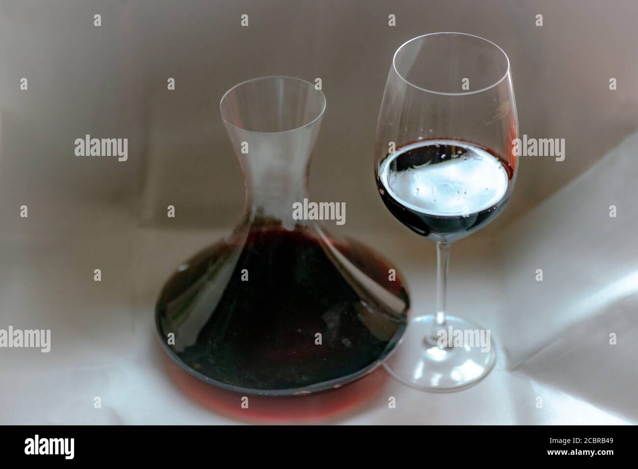 Wein rotes glas dekanter -Fotos und -Bildmaterial in hoher Auflösung ...