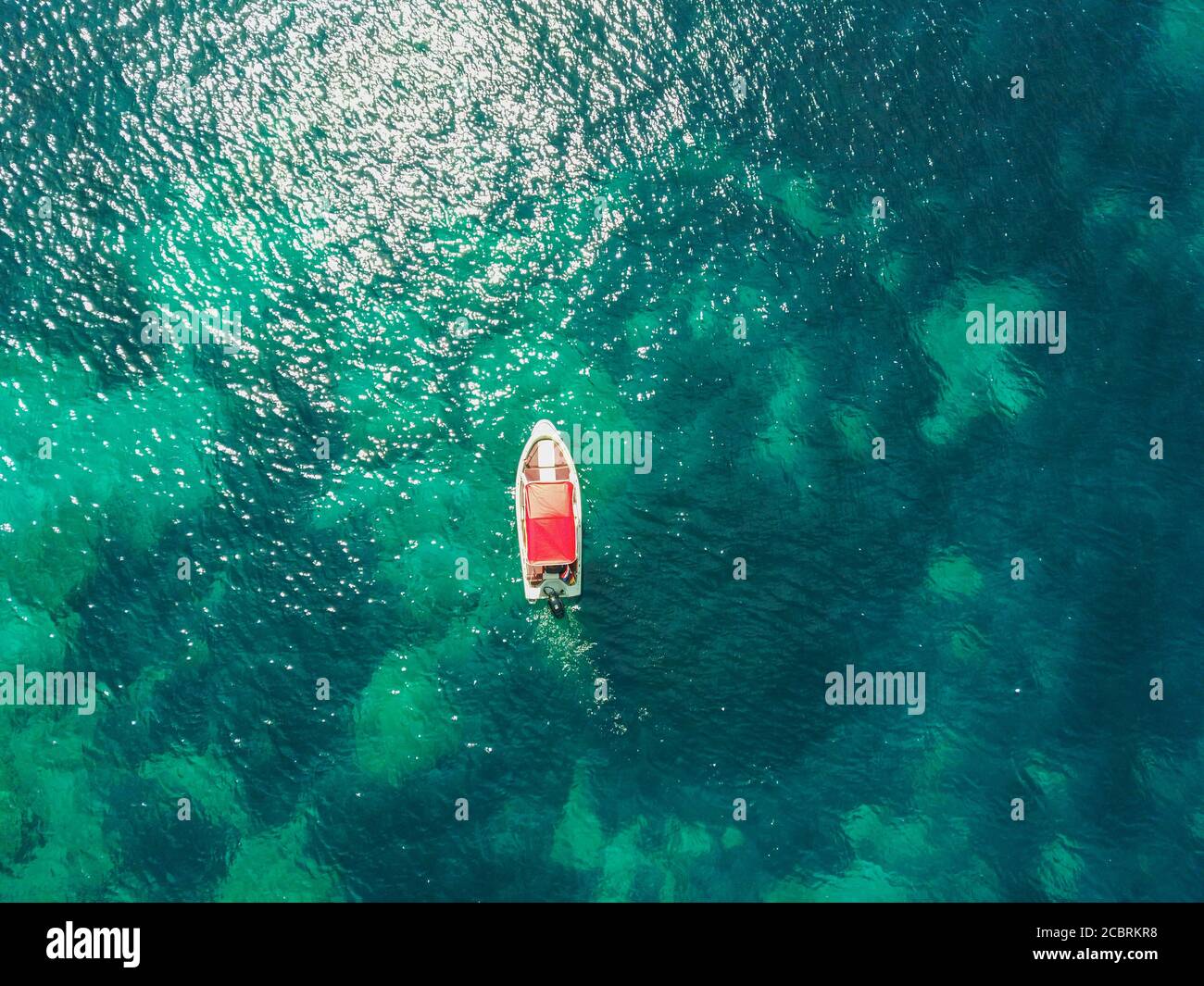 Rot-weißes Schnellboot im Meer, fotografiert von oben mit der Drohne am ...