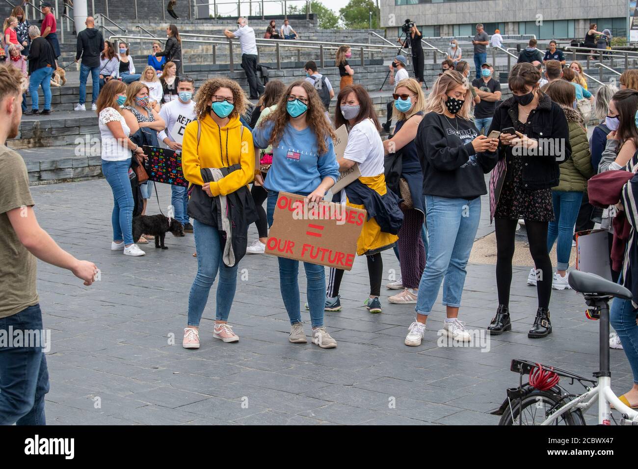 A Level Studenten protestieren außerhalb der Senedd in Cardiff Bay ...