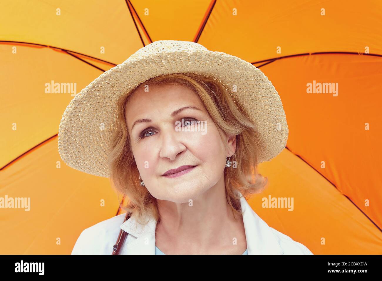 Schöne ältere dame -Fotos und -Bildmaterial in hoher Auflösung – Alamy