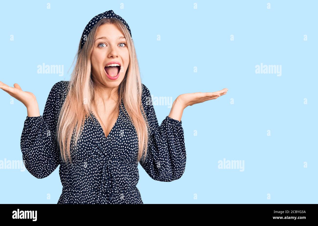 Junge schöne blonde Frau trägt Freizeitkleidung feiert verrückt und ... Junge schöne blonde Frau trägt Freizeitkleidung feiert verrückt und ...
