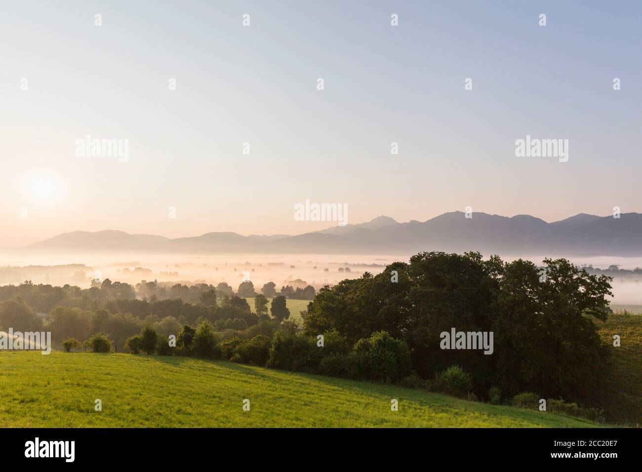 Blick auf murnauer moos mit nebel bei sonnenaufgang -Fotos und ...