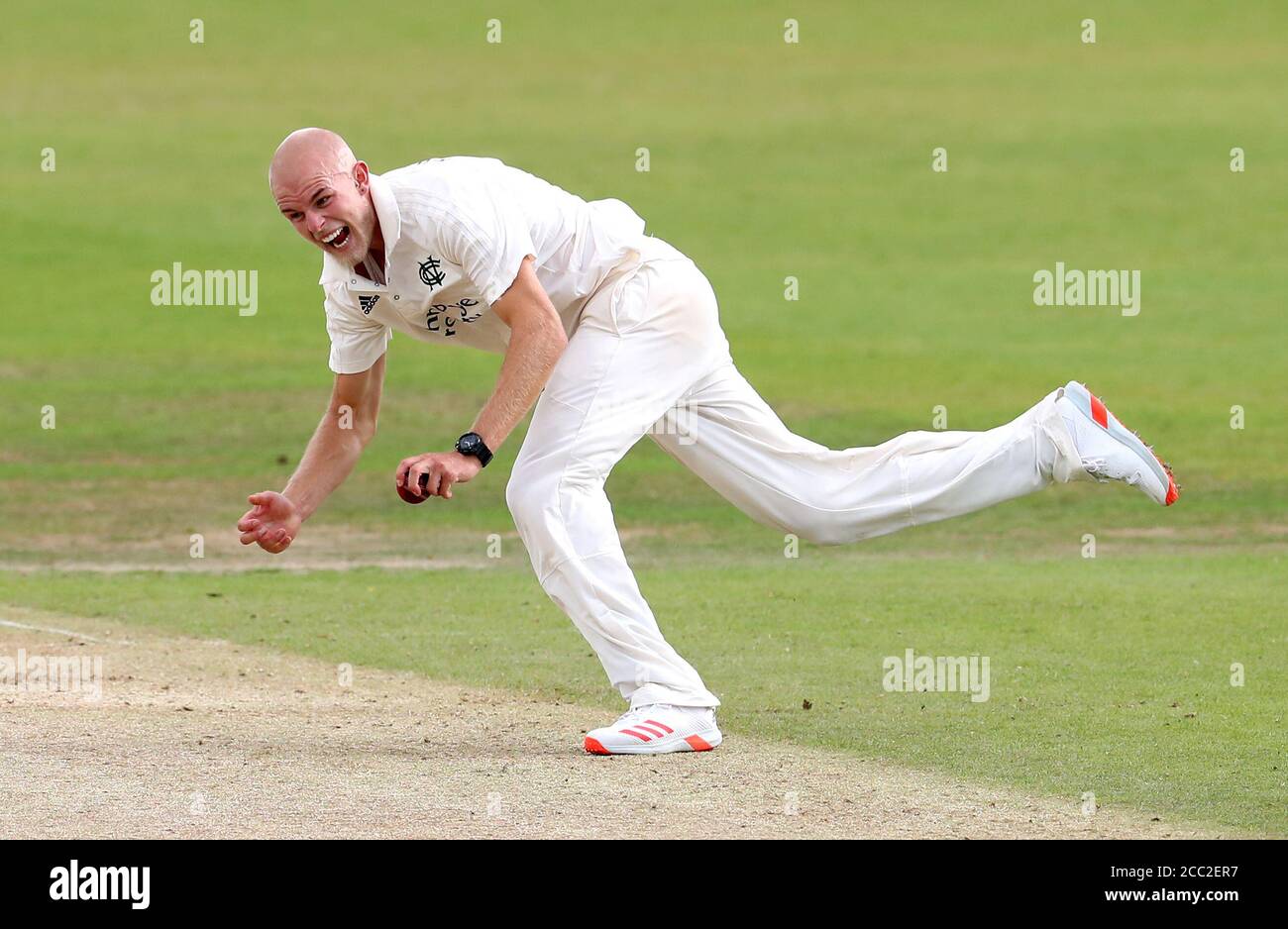 Zak Chappell von Nottinghamshire nimmt den Fang, um Josh Bohannon von ...