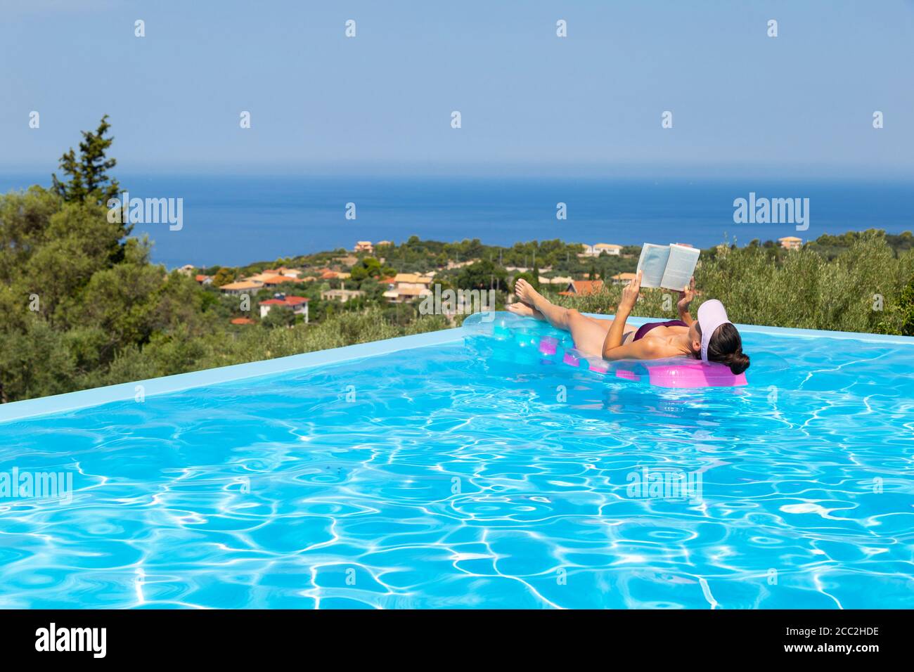 Girl on lilo in swimming -Fotos und -Bildmaterial in hoher Auflösung ...