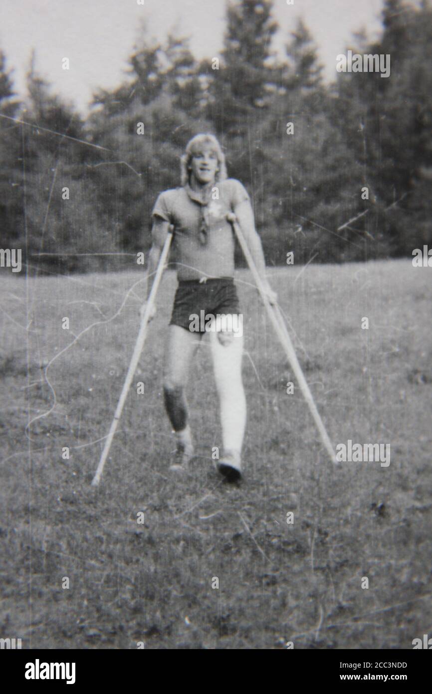 Boy broken leg in cast -Fotos und -Bildmaterial in hoher Auflösung – Alamy