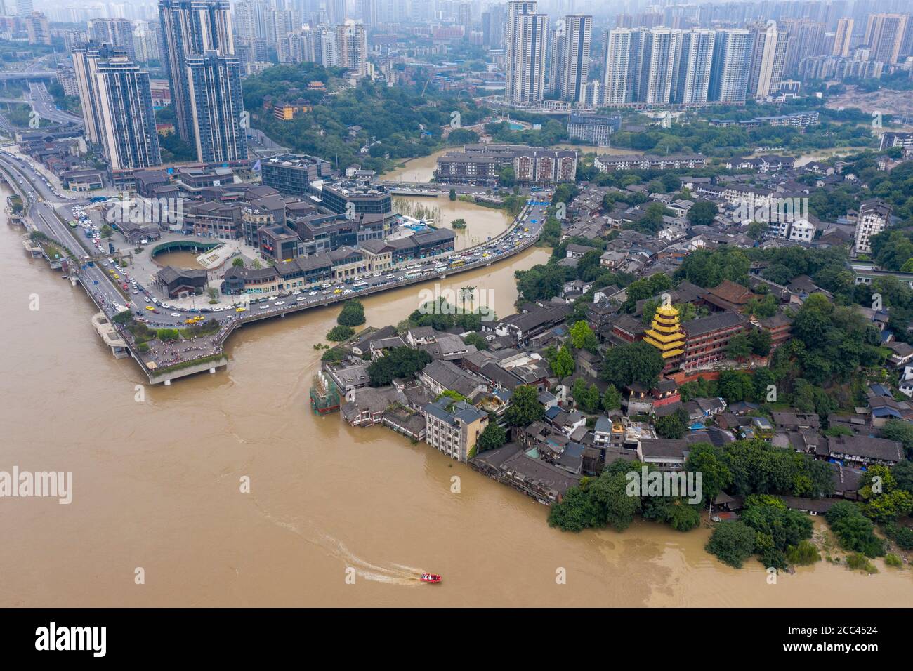 Chongqing. August 2020. Luftaufnahme vom 18. August 2020 zeigt das ...