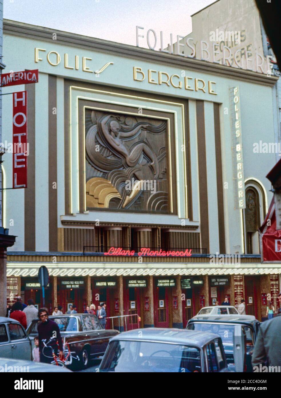 Folies bergere de paris -Fotos und -Bildmaterial in hoher Auflösung – Alamy