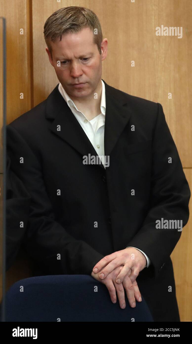 19. August 2020, Hessen, Frankfurt/Main: Der Hauptbeschuldigte Stephan Ernst steht zu Beginn des ...