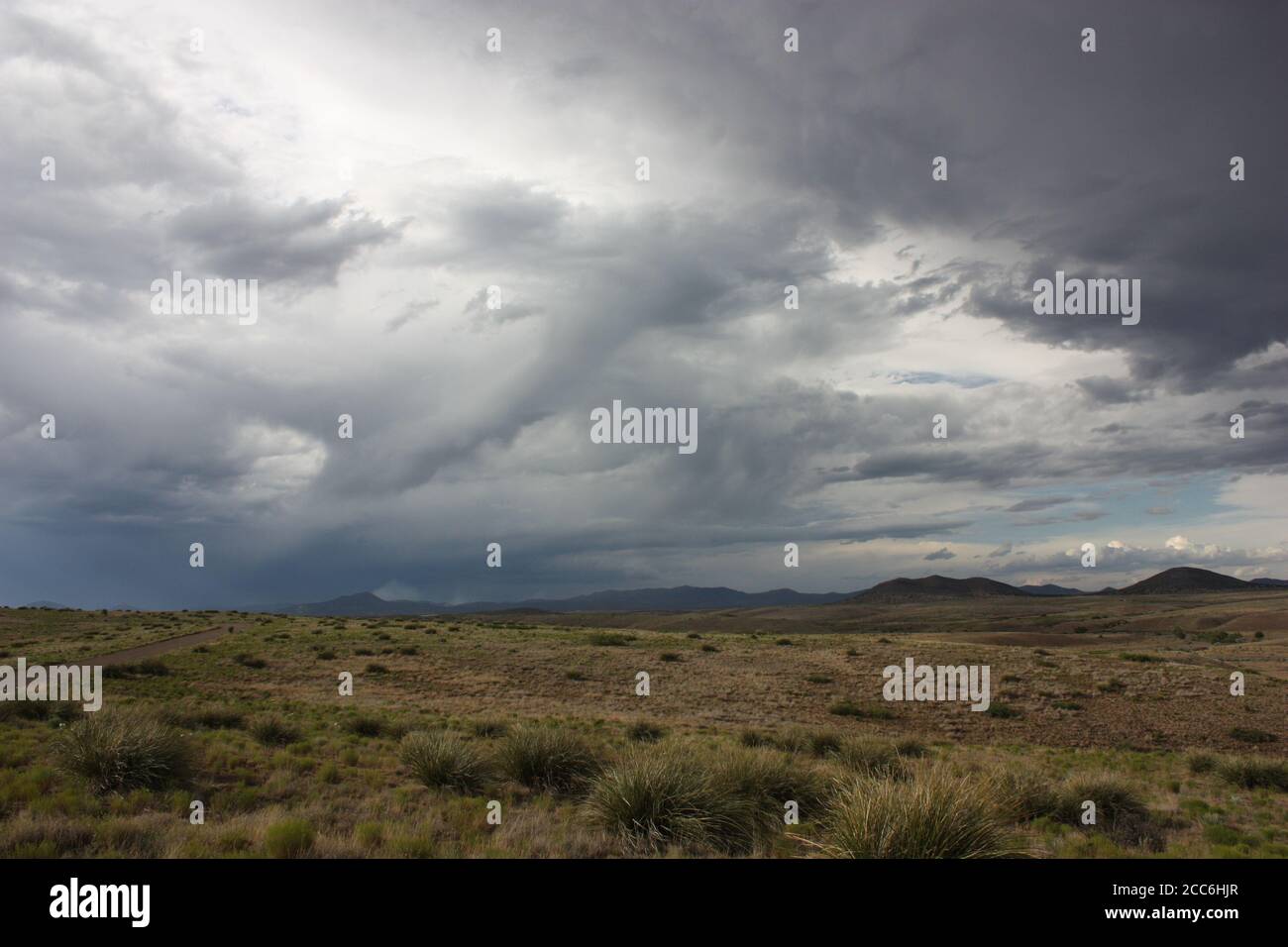 Dunkle monsunwolken -Fotos und -Bildmaterial in hoher Auflösung – Alamy