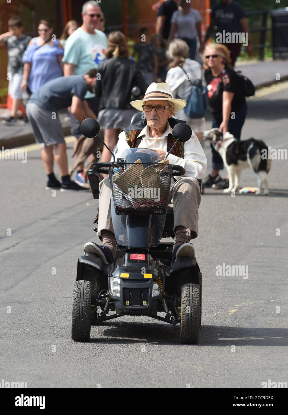 Mobility scooter elderly man -Fotos und -Bildmaterial in hoher ...