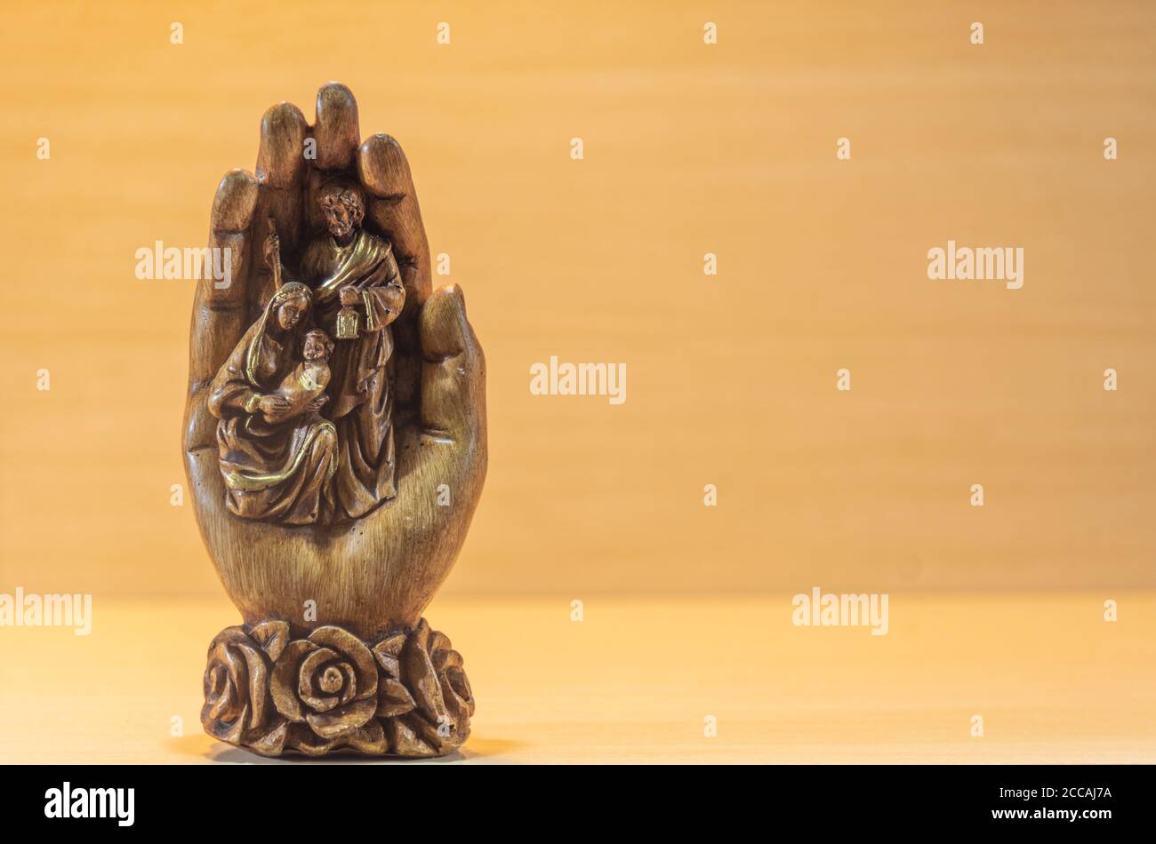 Bild der heiligen Familie. Jesuskind im Schoß von Maria und Joseph. Symbol des Katholizismus ...