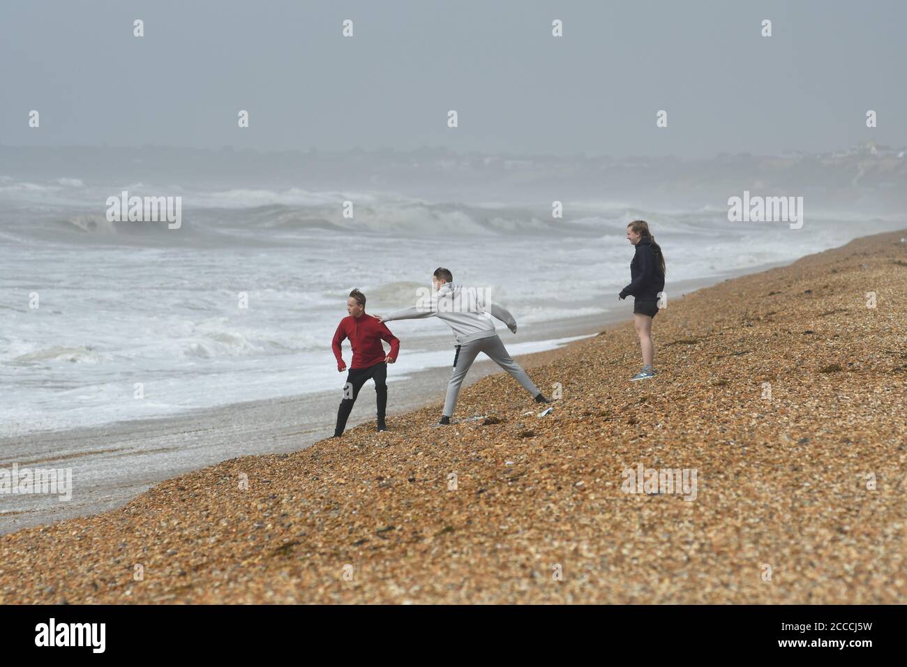 Teenager am strand -Fotos und -Bildmaterial in hoher Auflösung – Alamy